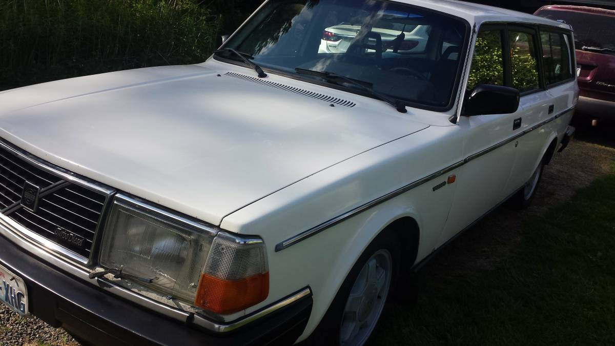 Opposite of Curvy – 1984 Volvo 240 DL TurboDiesel | Rusty But Trusty
